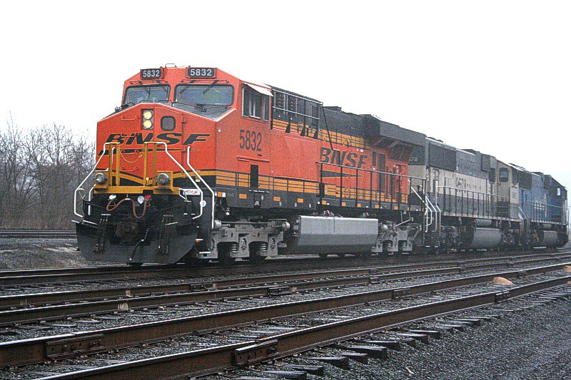 BNSF 5832